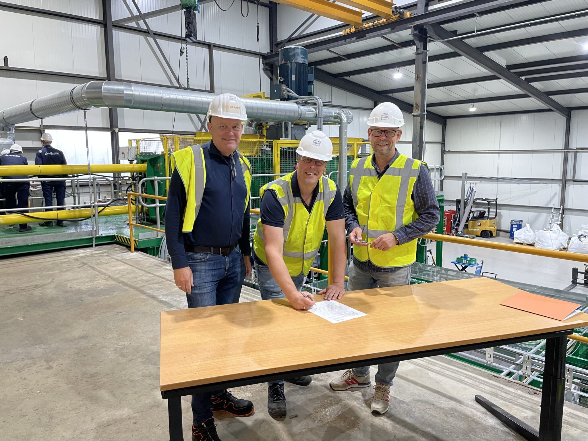 Eerste palen en planken rollen van de band bij nieuwe fabriek van ...